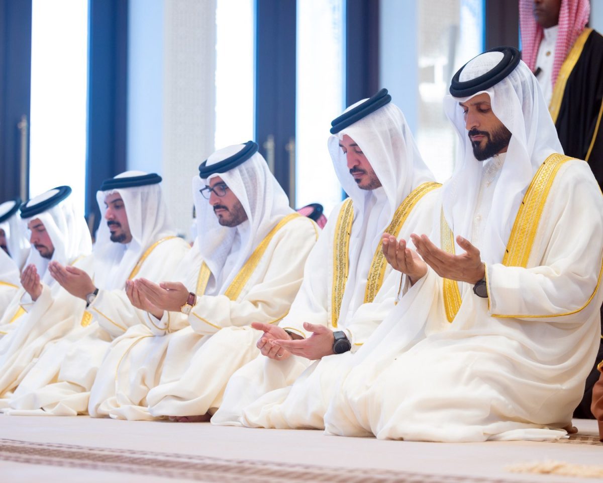 ബഹ്‌റൈൻ രാജാവ് സാഖിർ പാലസ് മസ്ജിദിൽ ഈദ് നമസ്‌കാരം നടത്തി | Starvision ...